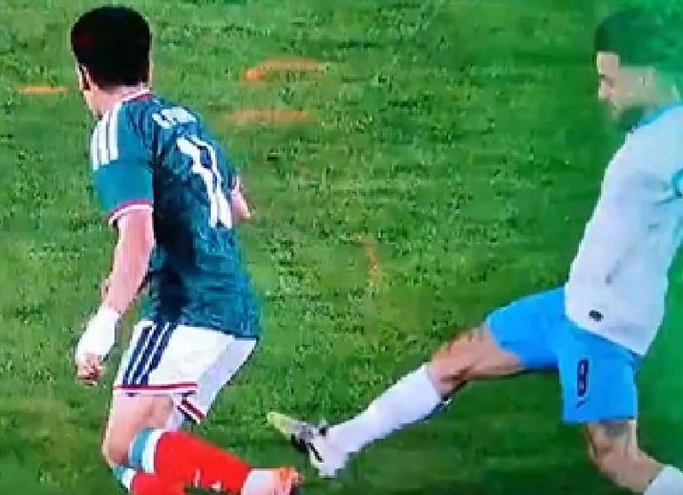 ¡Temeraria! Gilberto Mora recibe tremenda entrada en el México vs Uruguay
