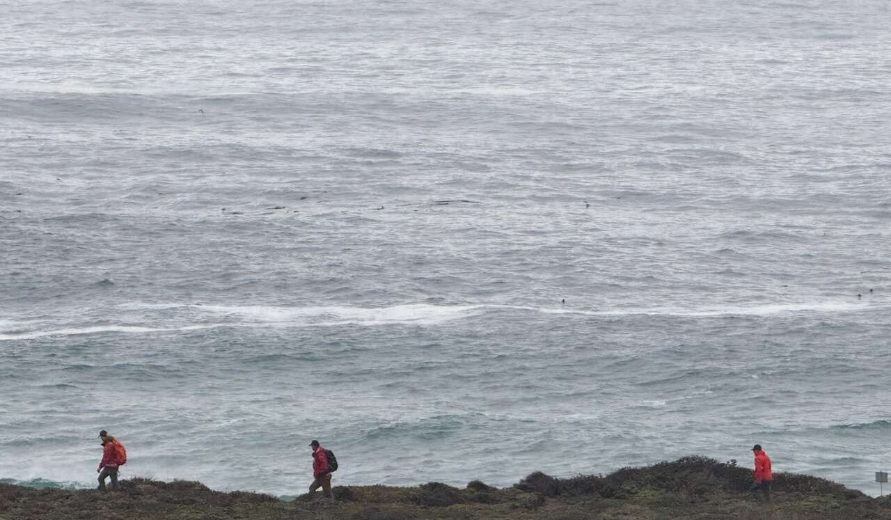 5-year-old girl missing after family gets swept into Pacific Ocean