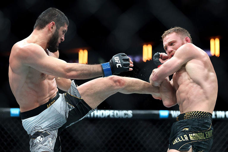 Makhachev steamrolls Della Maddalena to win second UFC title