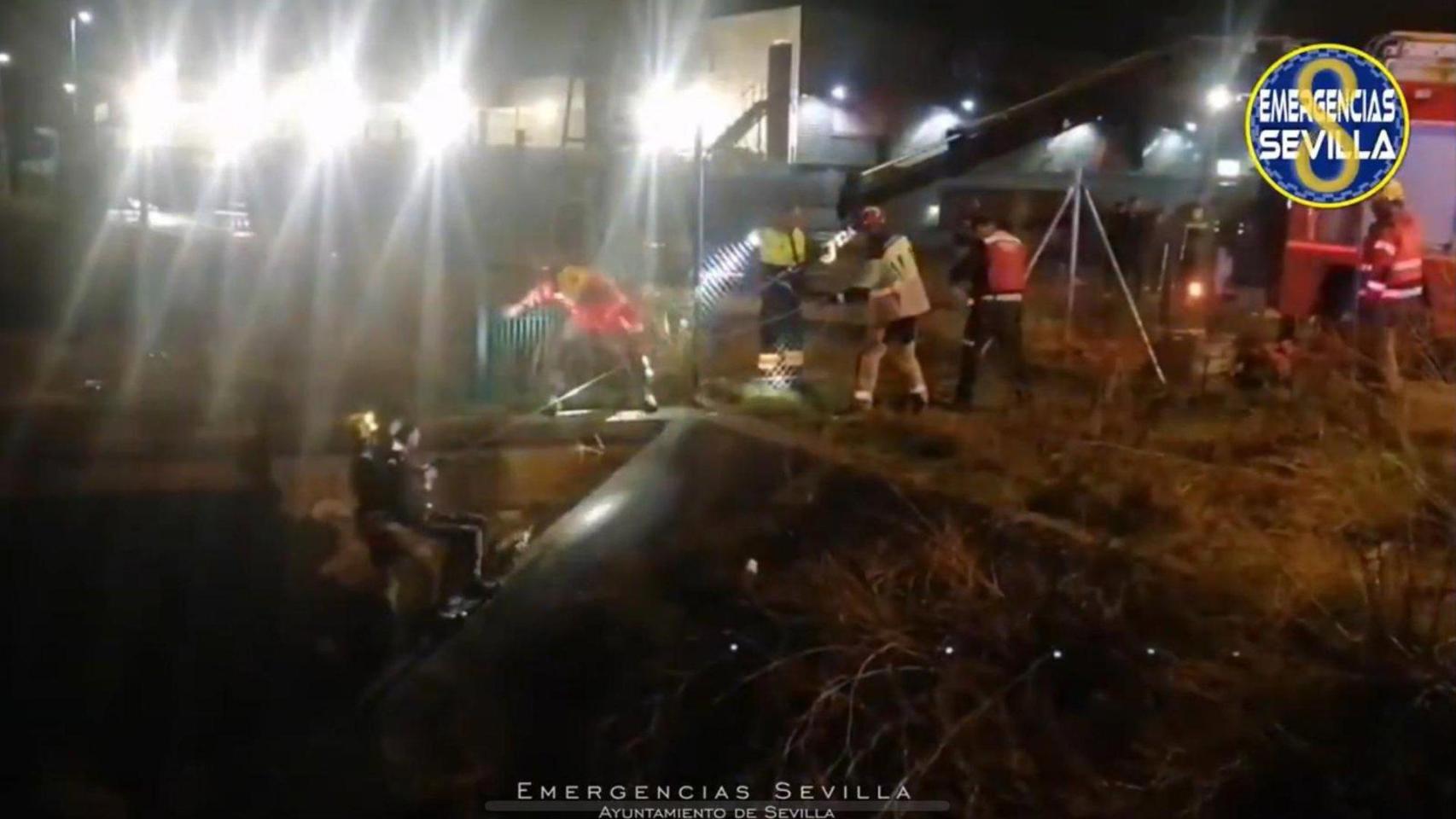 Rescatan a un niño de 15 años que se había caído por un canal de riego ...