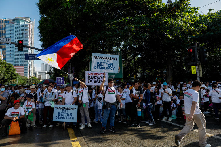 Hundreds of thousands rally in Manila against flood-control corruption ...