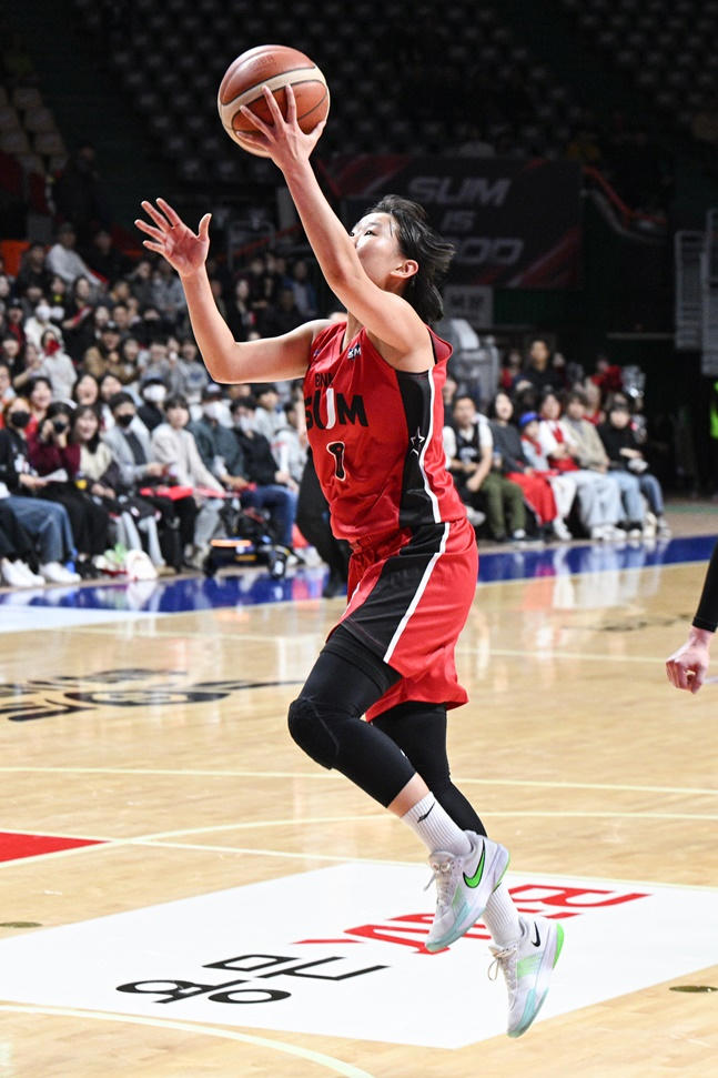 '나도 김정은이랍니다' 개막전 14점 대폭발→BNK '역대 첫 女감독 맞대결'서 기분 좋은 역전승 [WKBL]