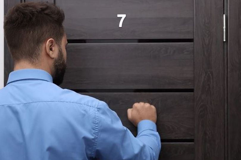 Aggressive door-to-door salesmen pretending to be ex cons