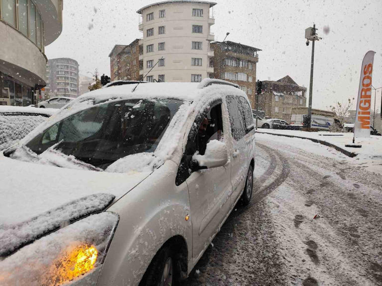 Hakkari’de mevsimin ilk karı yağdı