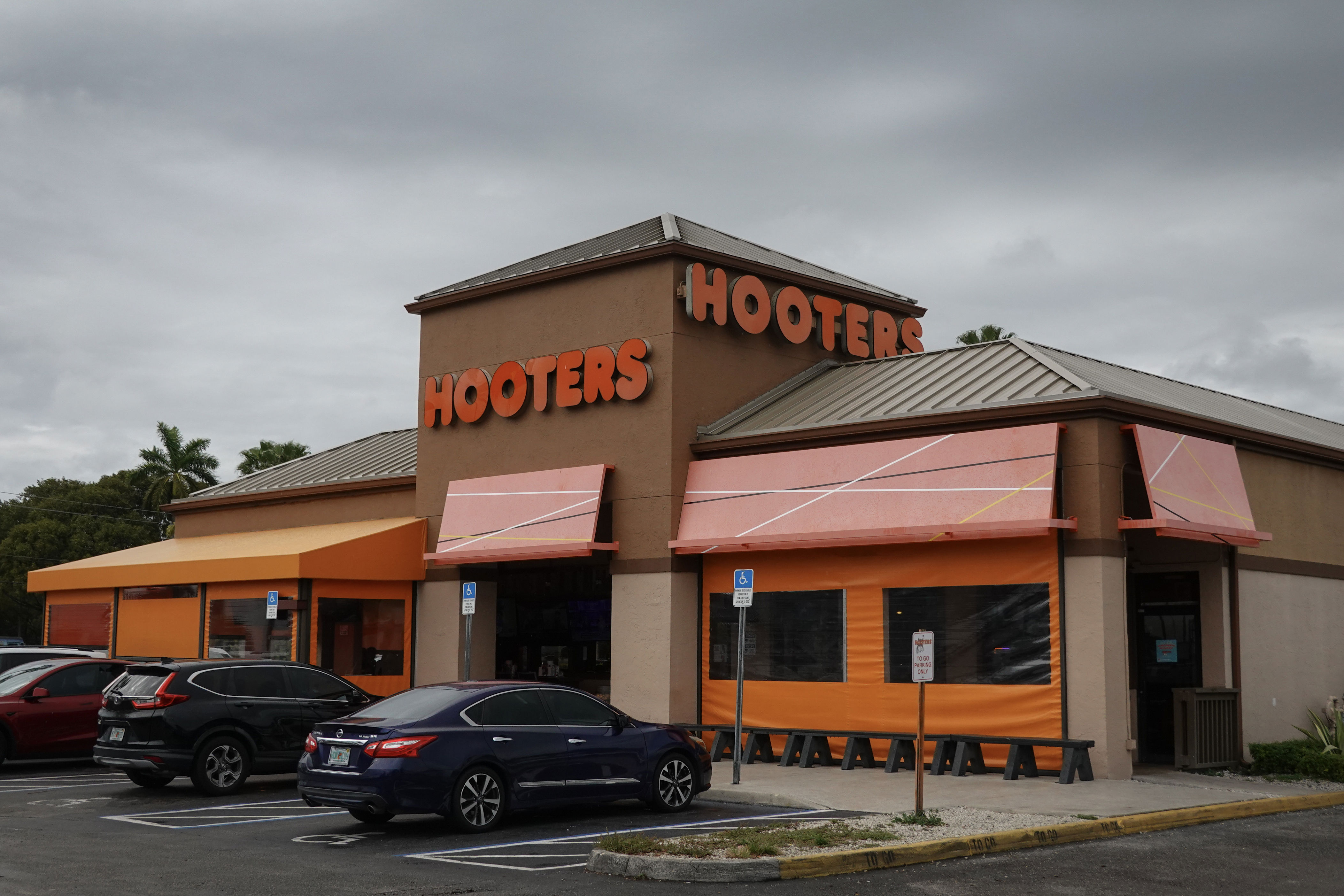 Hooters cofounder vows "reHooterizing" of chain after retaking full control