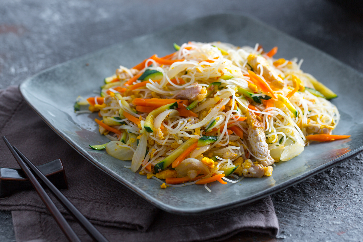 Rice noodles with meat and vegetables