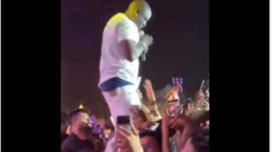 Akon’s Bengaluru concert triggers backlash after fans pull his pants on ...