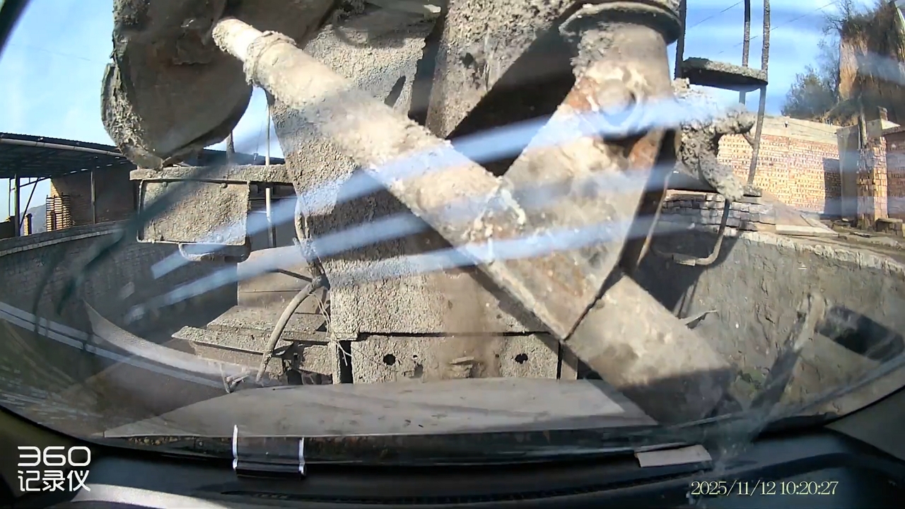 Truck reverses into car on narrow cliffside road in Shanxi, China