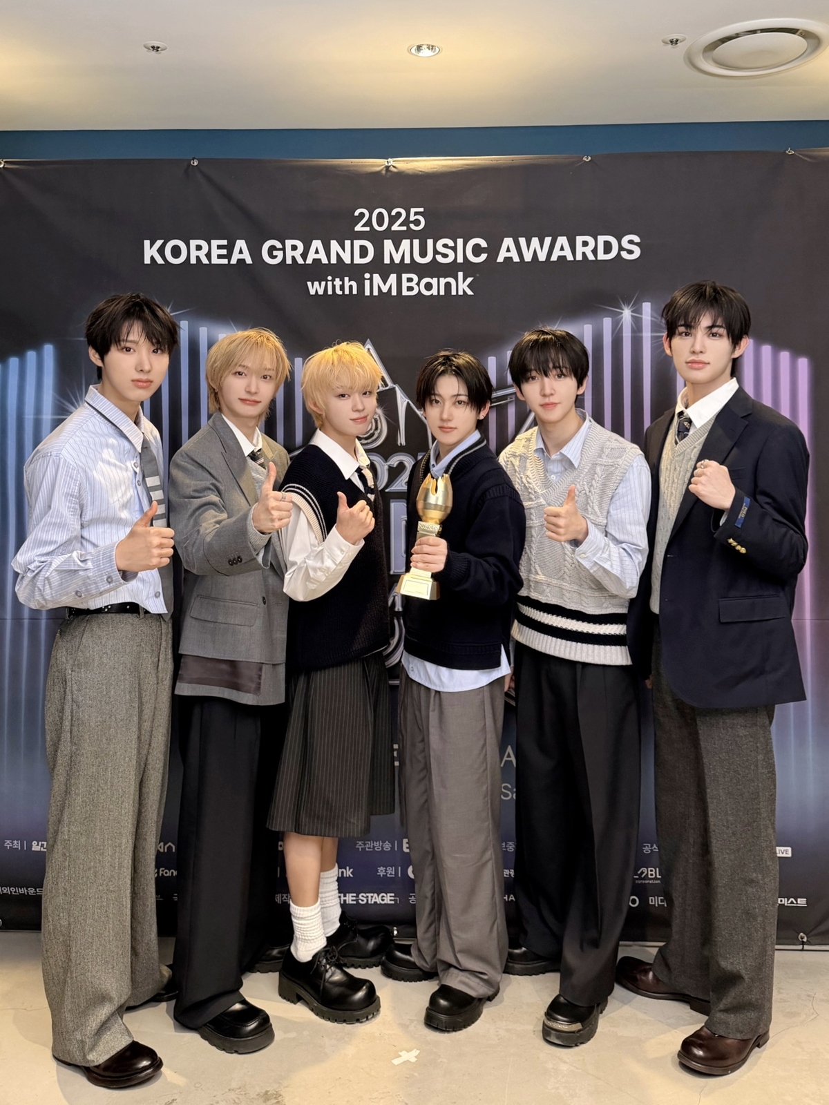 킥플립 “위플립과 만난 지 딱 300일째 되는 날 받는 상이라 더욱 뜻깊어” 2025 KGMA ‘IS 라이징 스타’ 수상!