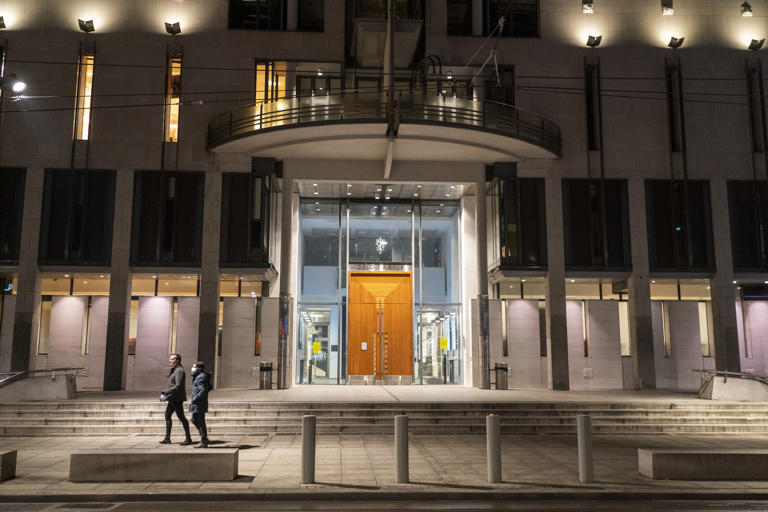 16-åring tiltalt for vold og drapstrusler mot jevnaldrende gutt og to ...