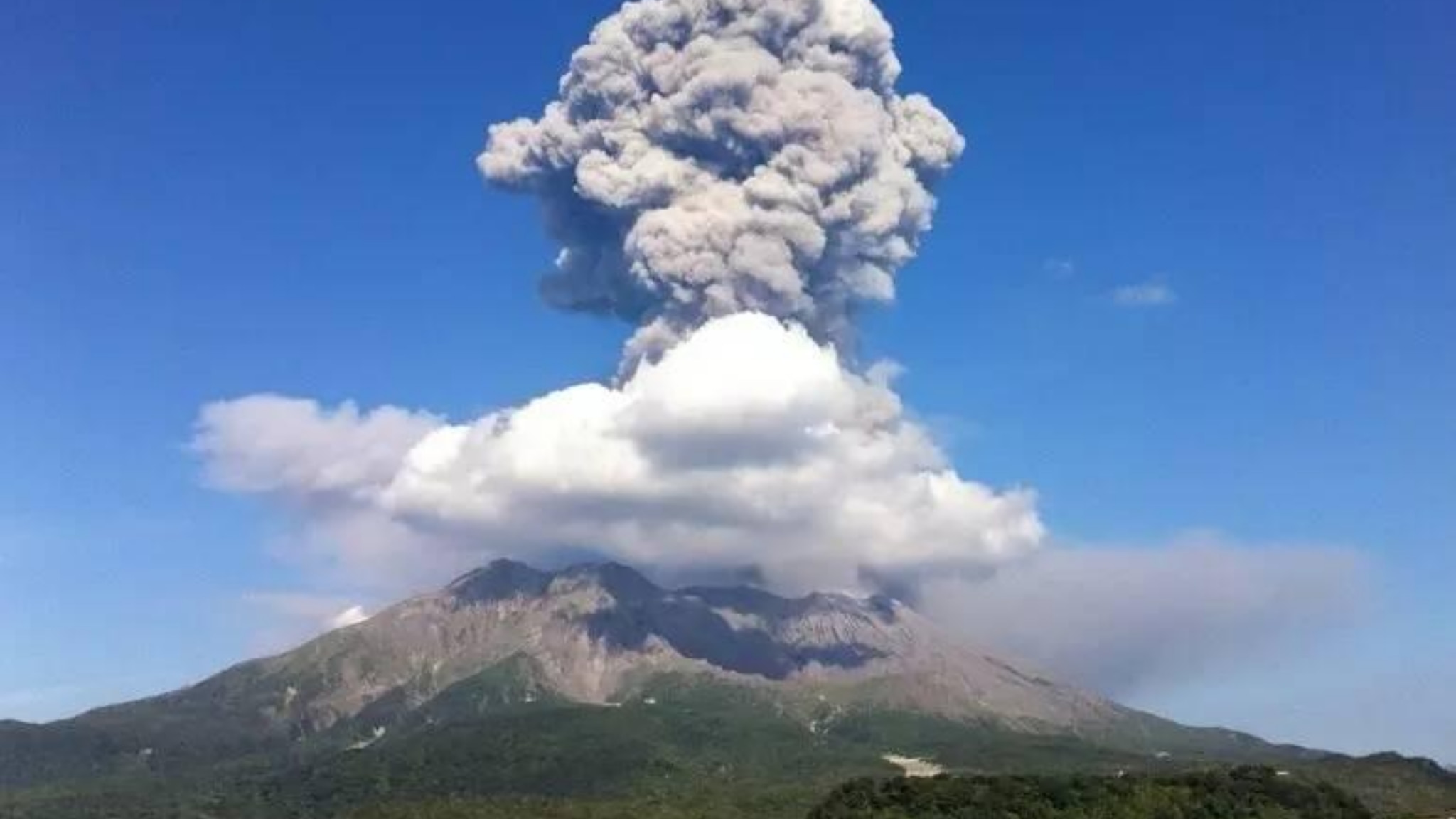 Giappone, erutta vulcano Sakurajima: è allarme di livello 3. Una ...