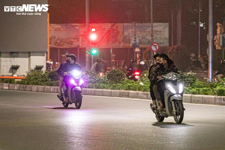 Quái xế kẹp 4, bốc đầu, rú ga kinh hãi trên phố Hà Nội giữa đêm khuya