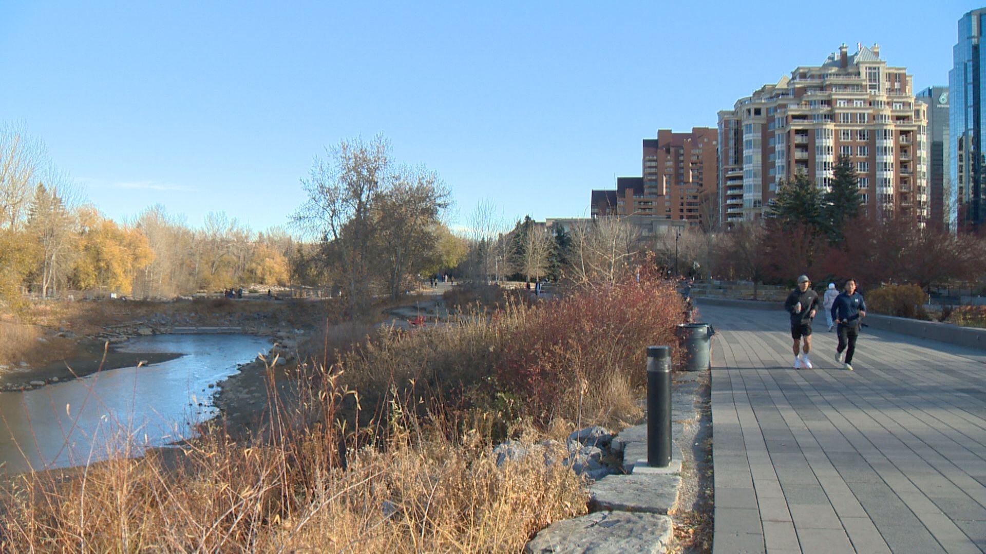 Calgarians enjoy the outdoors as fall lingers
