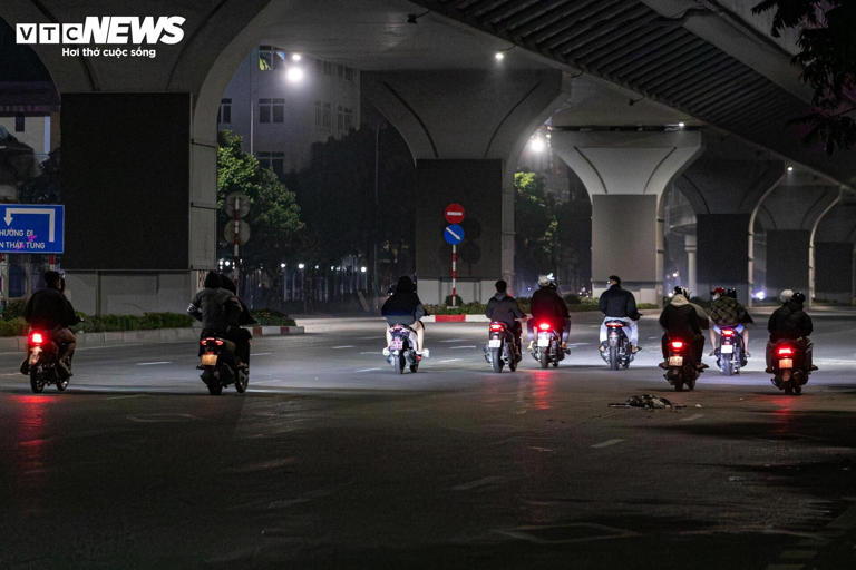 Quái xế kẹp 4, bốc đầu, rú ga kinh hãi trên phố Hà Nội giữa đêm khuya