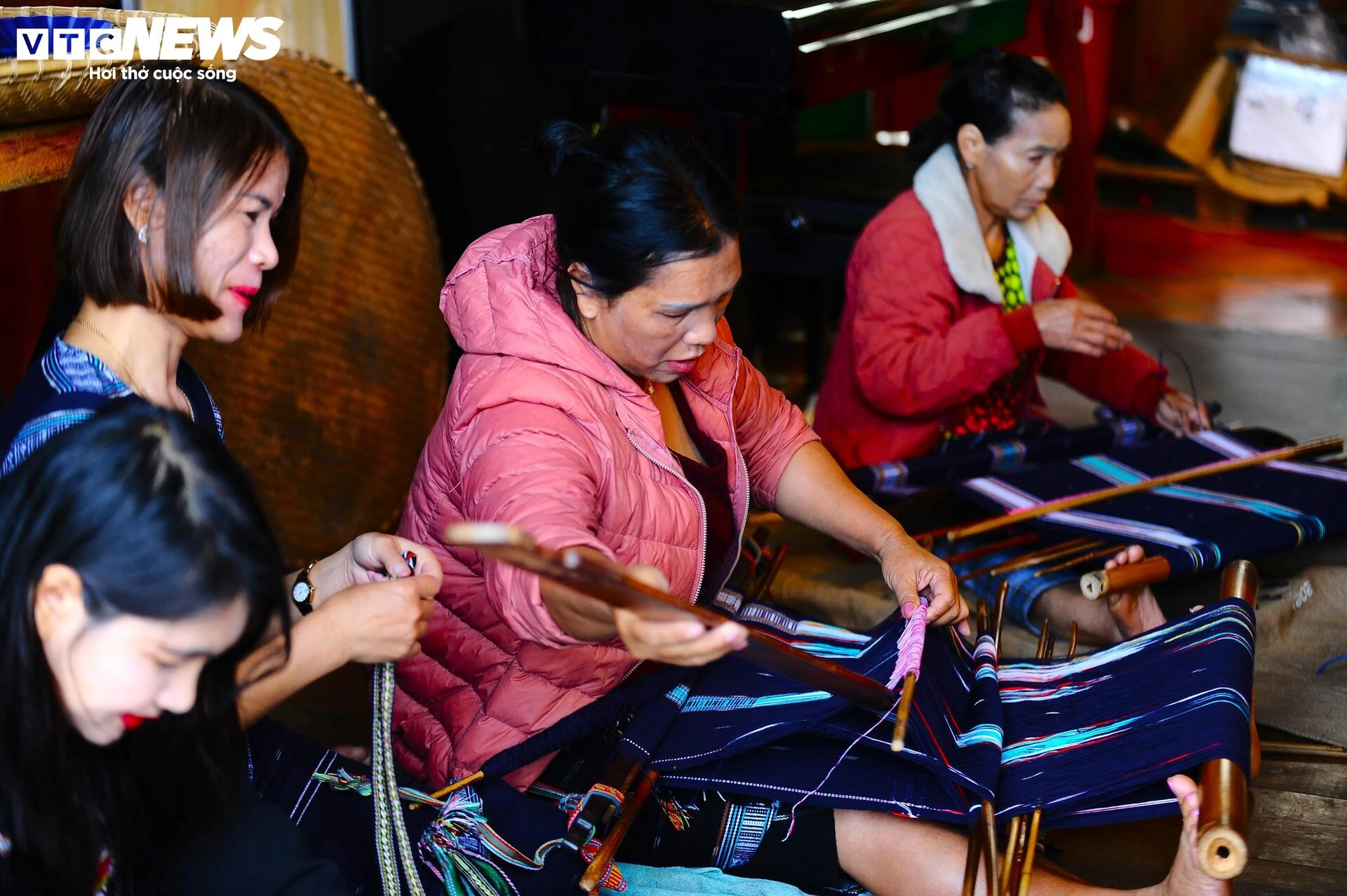 Độc đáo nghề dệt thổ cẩm của người K'ho dưới chân núi LangBiang