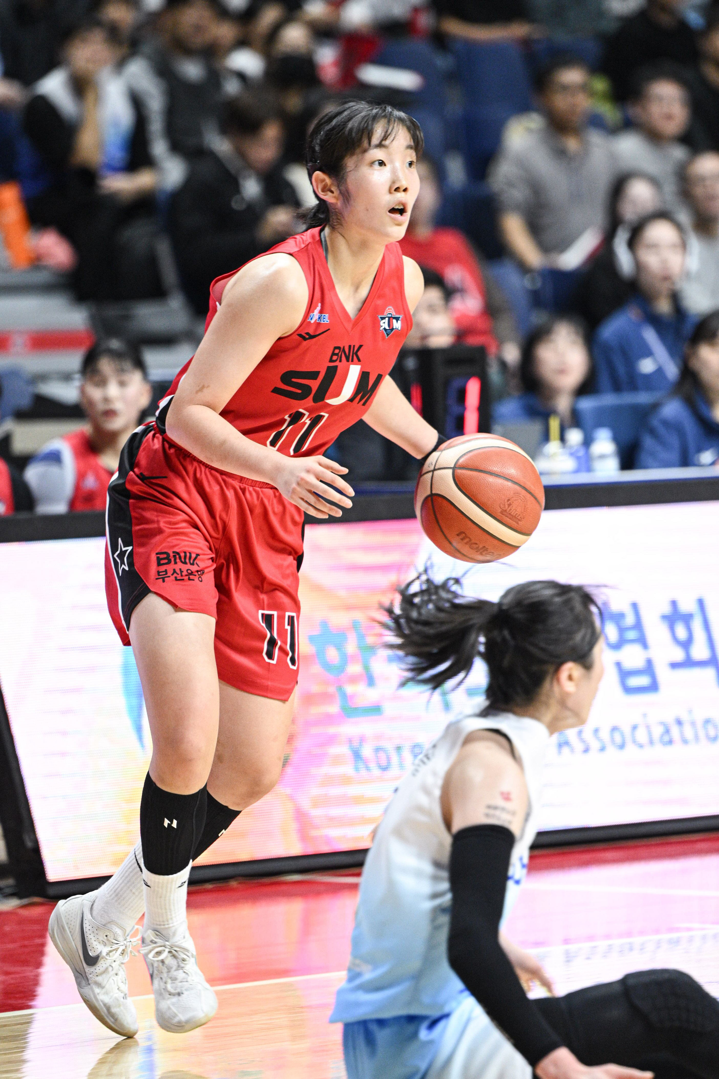 Defending champion BNK wins historic female coaches matchup