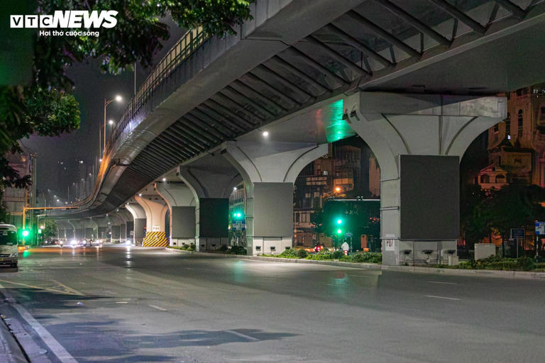 Quái xế kẹp 4, bốc đầu, rú ga kinh hãi trên phố Hà Nội giữa đêm khuya