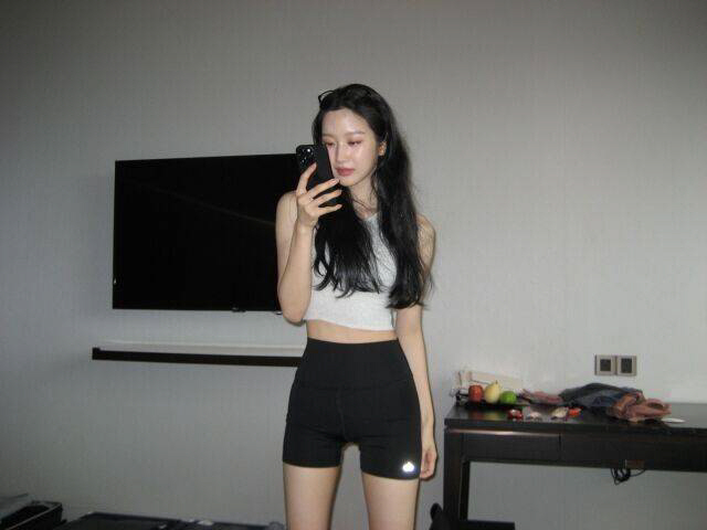 Moon Ga-young, only wearing shorts leggings, solid body...There's no ...