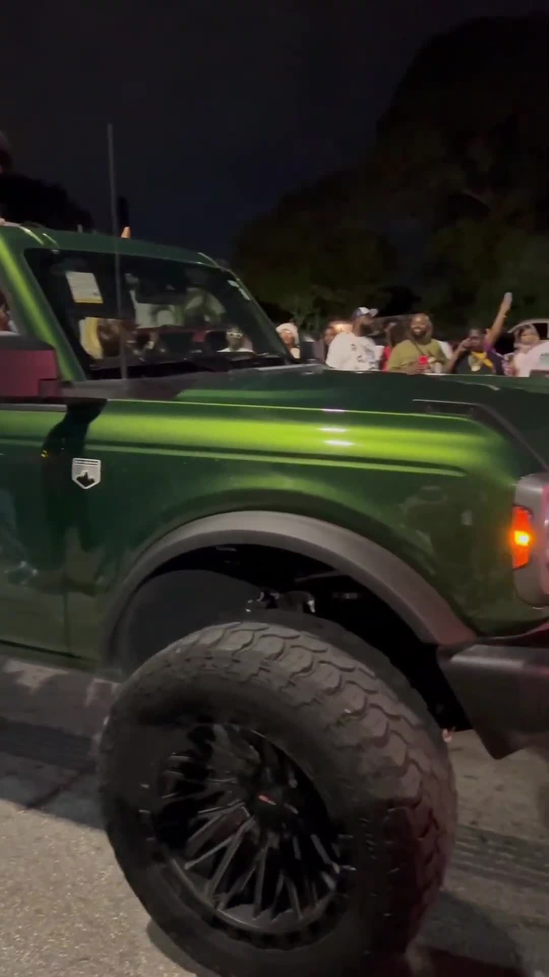 Ford Bronco on 24’s Coming thru The Scene