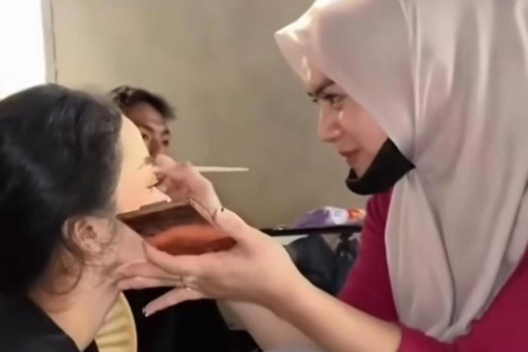 MUA Pria Berjilbab Viral di Lombok Menangis, Bantah Gunakan Mukena ke Mushola: Itu Fitnah!
