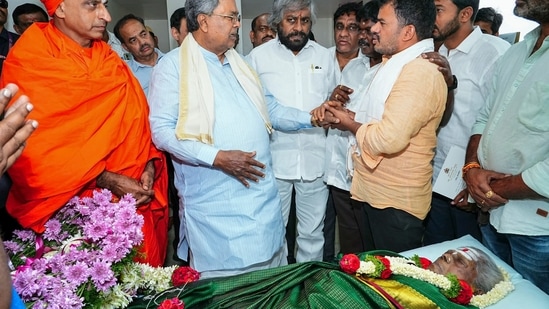 Saalumarada Thimmakka, ‘mother of trees’, laid to rest with full state ...