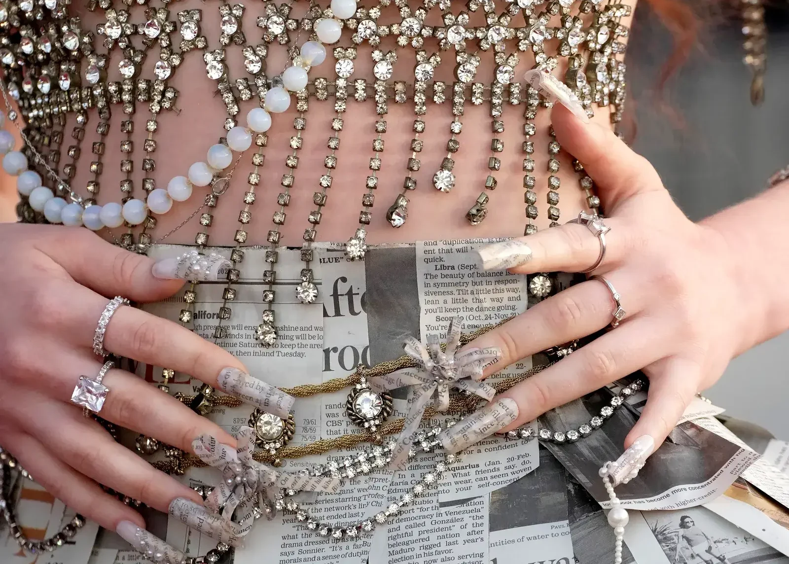 Chappell Roan porta gli anni ’80 nel 2025: le sue newsprint nails sono ...