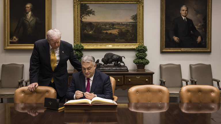 Nem akarjuk tudni, hogy Orbán Viktor játékpisztolyt vagy igazi ...