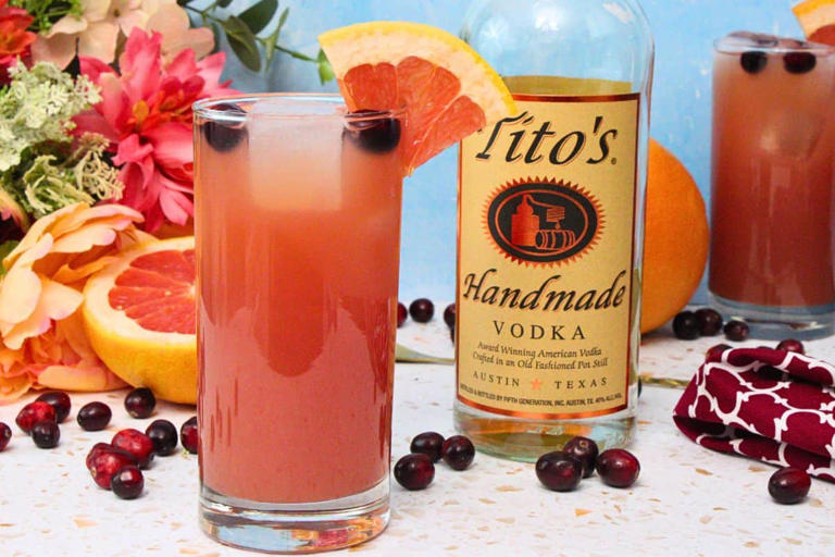 The Sea Breeze Cocktail: Classic Drink For Year Round Sipping!