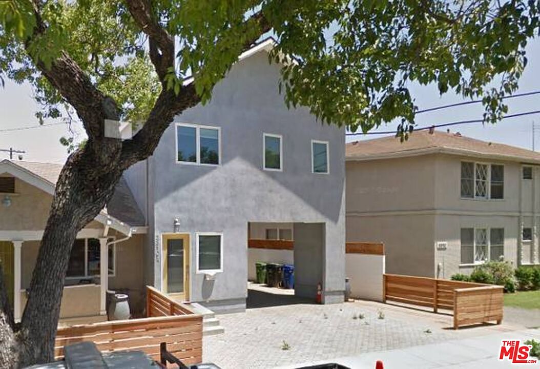 1924 Los Angeles Duplex in California Featuring Two Charming Homes ...