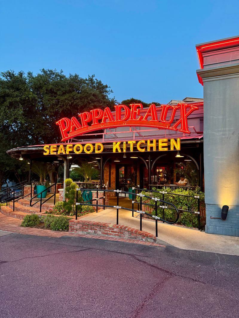 13 Airport Restaurants Food Lovers Say Are Worth Getting to the Gate Early