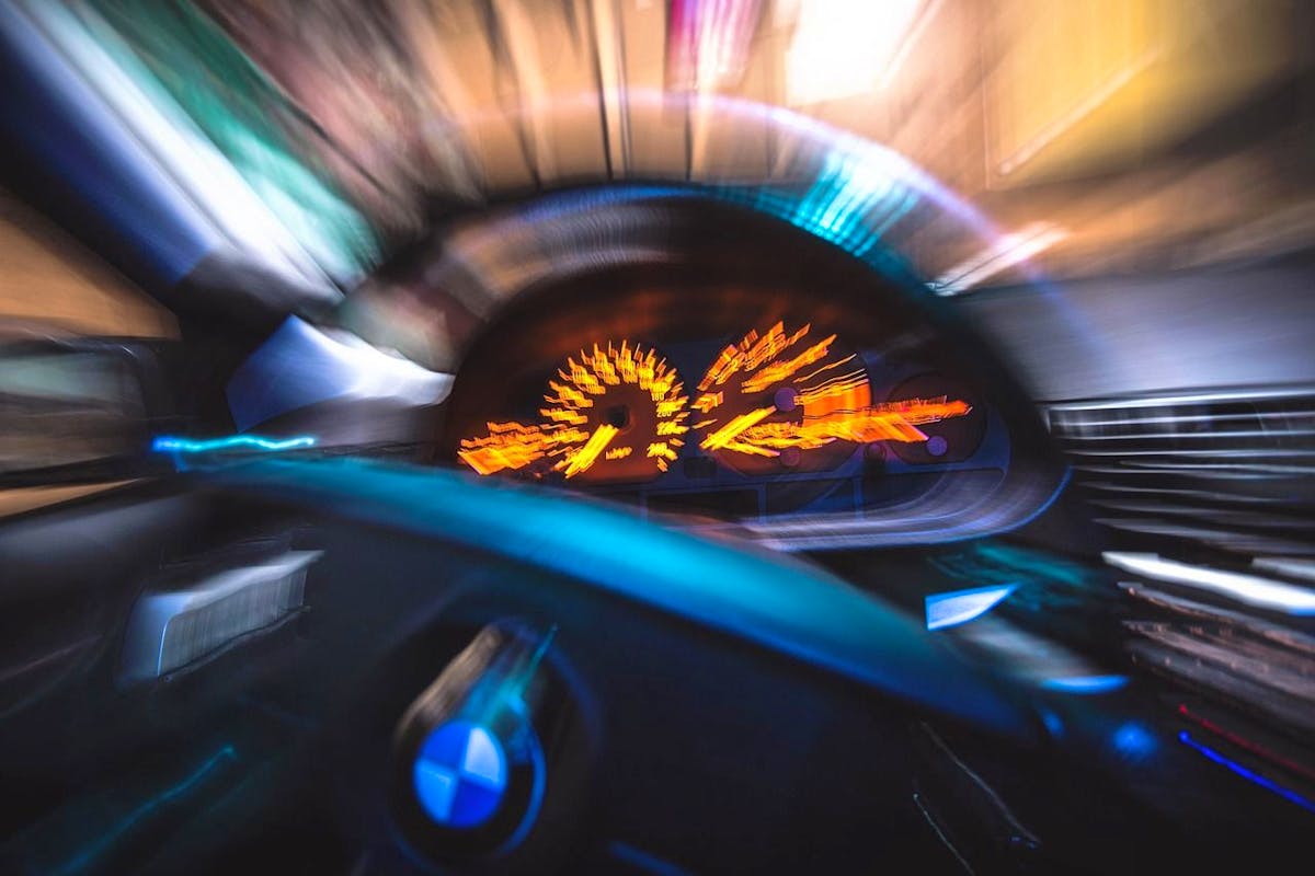 À 19 ans, il est flashé à 204 km/h avec quatre passagers à bord