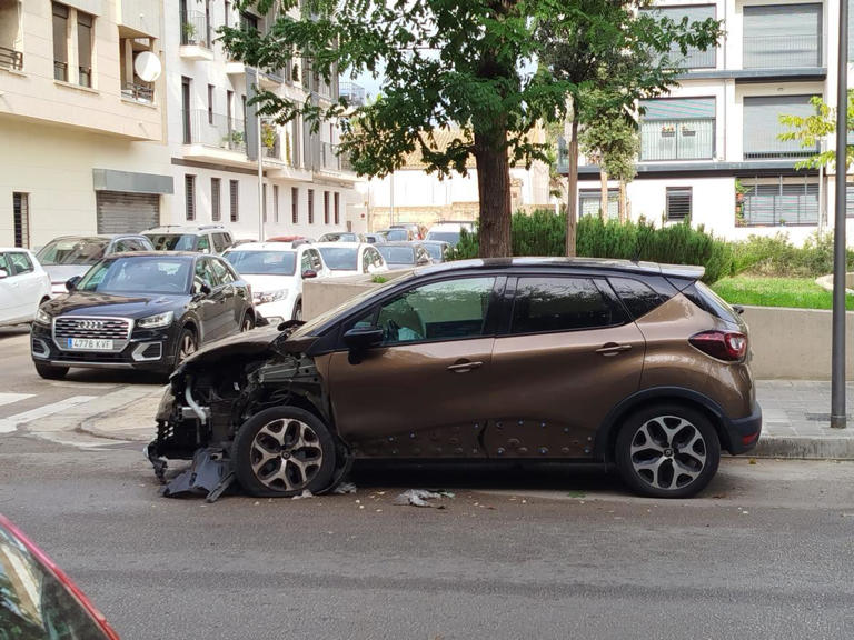 Coches destrozados en el barrio de ses Fonts de Palma