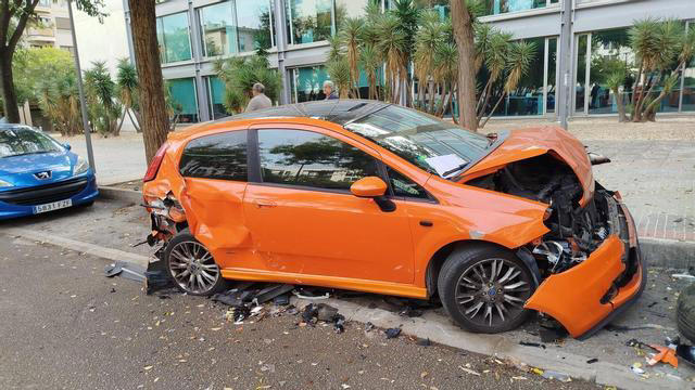Coches destrozados en el barrio de ses Fonts de Palma