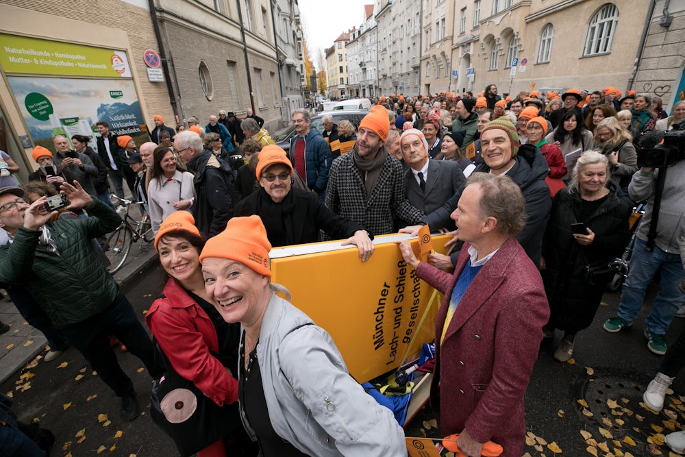Umzug der Kabarett-Institution: Eine Lach- und Schildgesellschaft zieht ...
