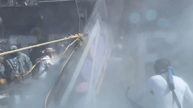 Anti-Cartel Protesters Attack Police, Tear Down National Palace ...