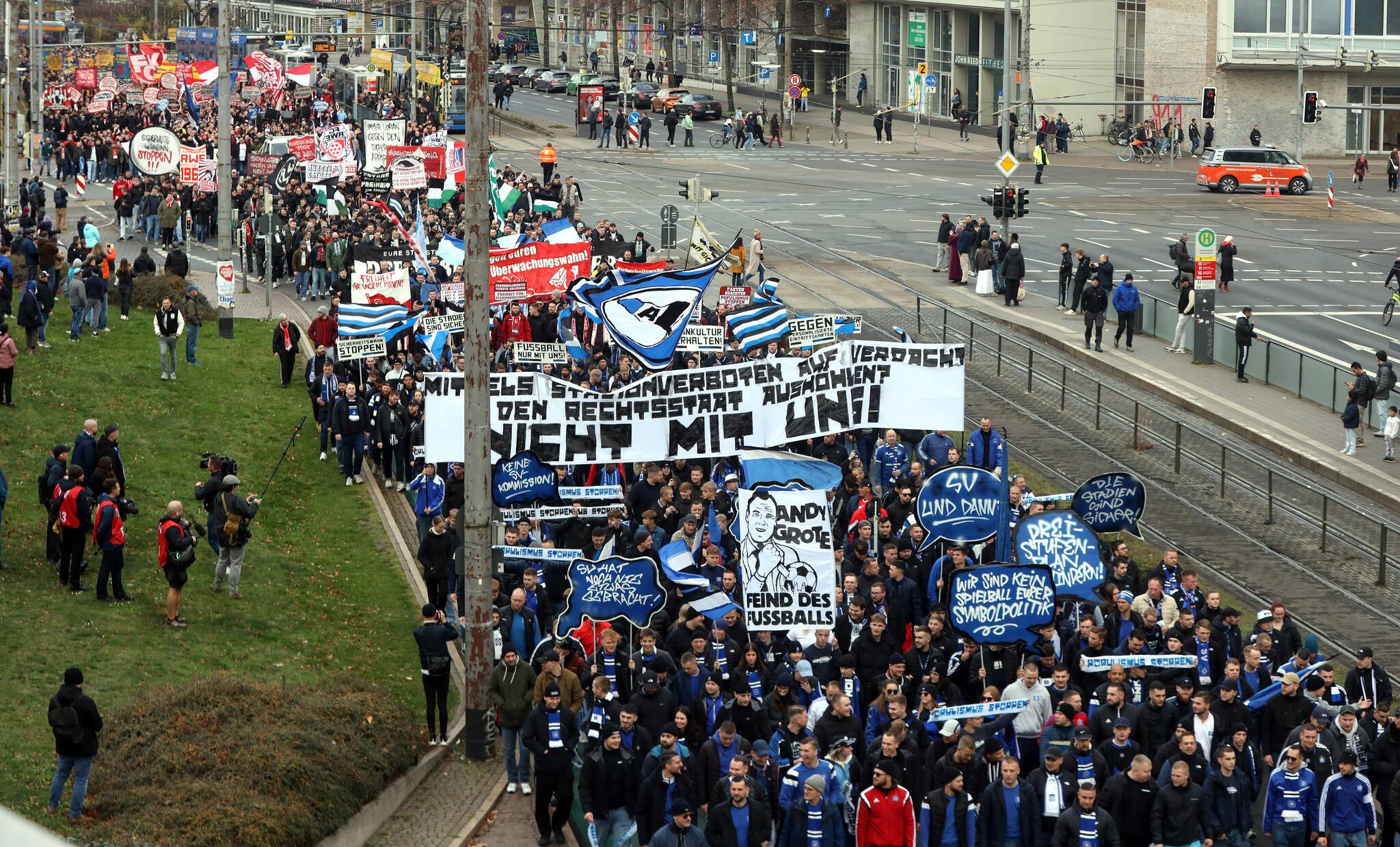 Fußball-Ultras protestieren in Leipzig gemeinsam gegen Pläne der ...