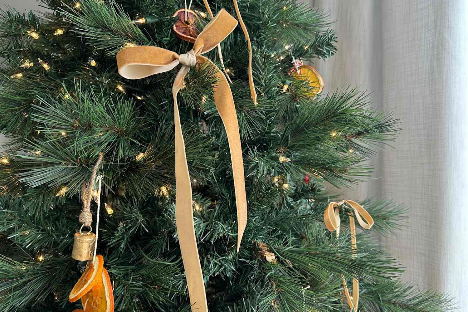This "Sparkle" Artificial Christmas Tree Is So Realistic (It's a ...