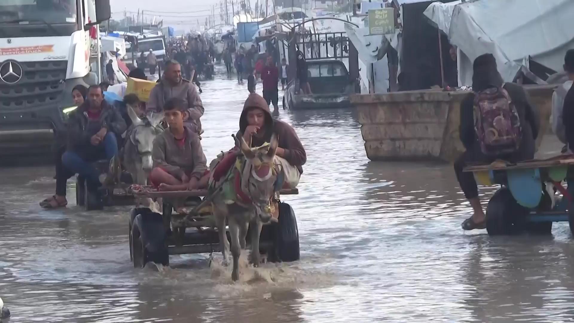 Floodwaters cause havoc in overcrowded camp for Gaza displaced in Khan ...