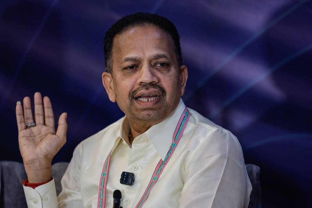 Anwar urges MIC to think carefully, Vigneswaran reveals