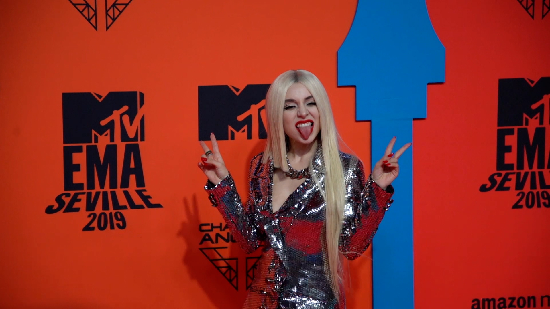 Ava Max: A potência pop que redefine o glamour