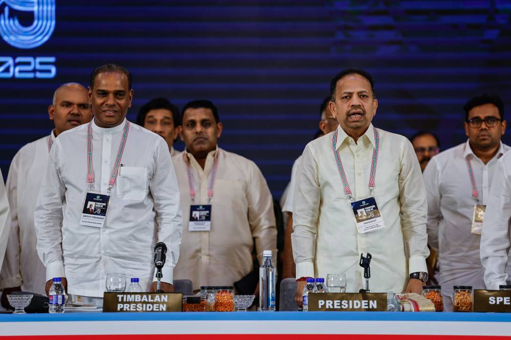 Anwar urges MIC to think carefully, Vigneswaran reveals