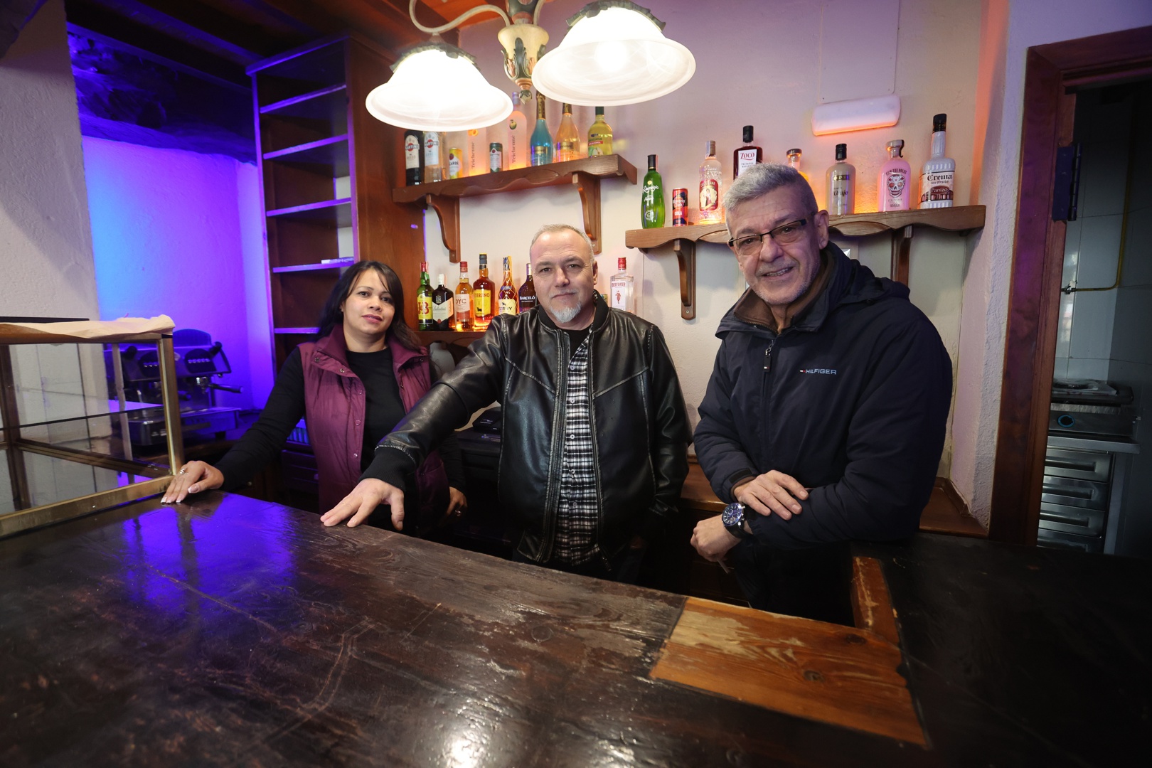 Tres madrileños dejan todo para llevar bar y casa rural del pequeño ...