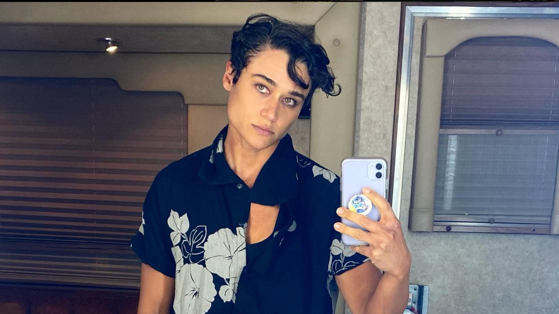 "Te mooi": gewaagde jurk van Marvel-ster zorgt voor ophef op sociale media