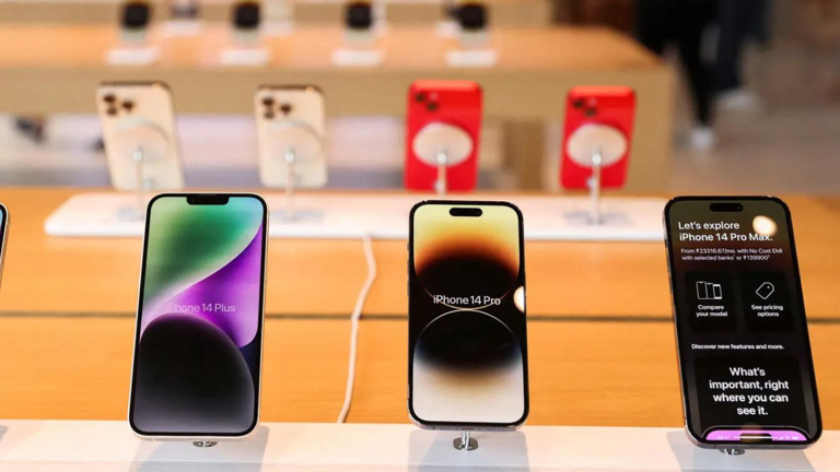 How to use live translation feature in messages in iPhone