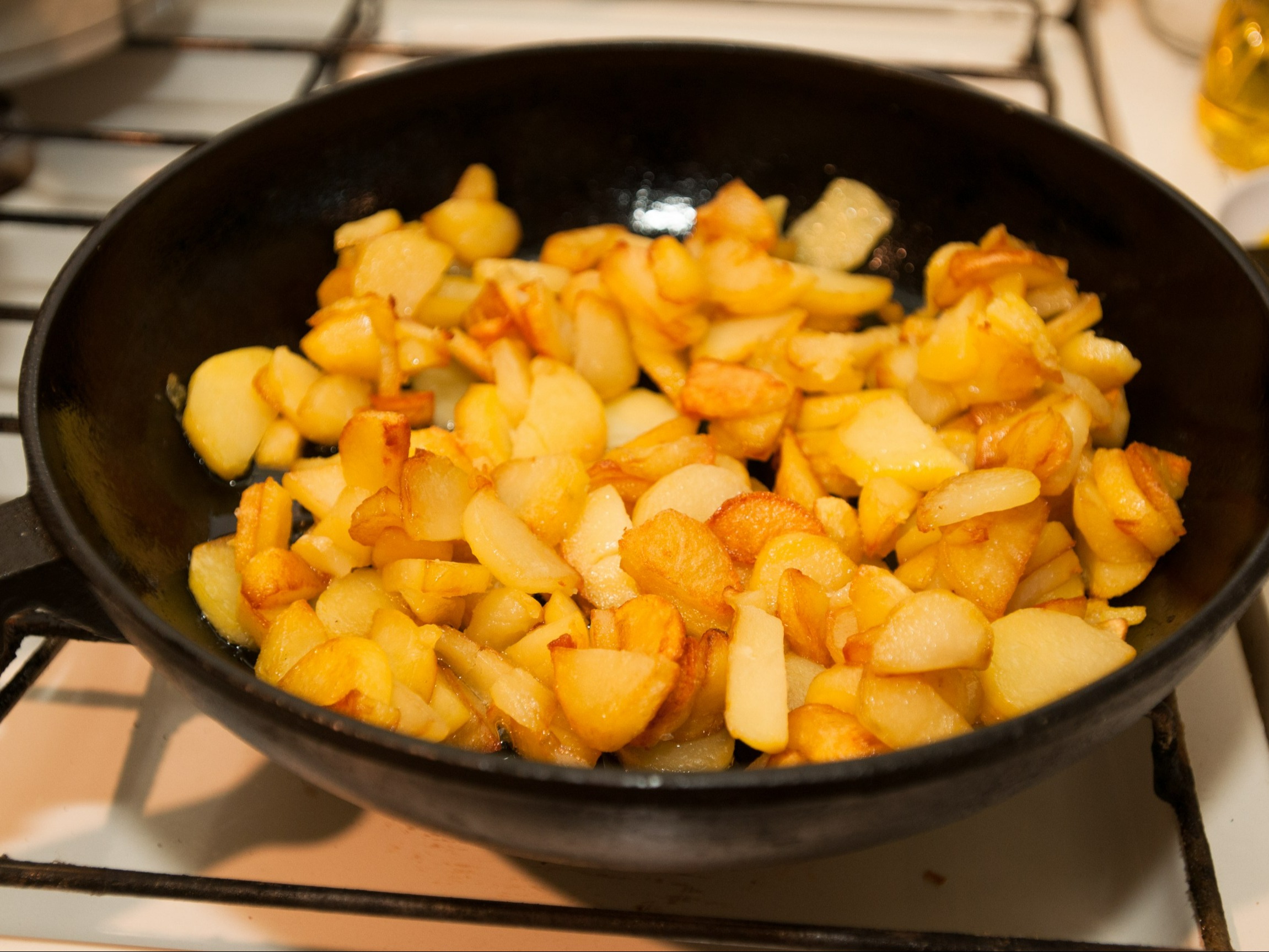 Dzięki tej prostej sztuczce moje smażone ziemniaki zawsze są chrupiące. Musisz spróbować