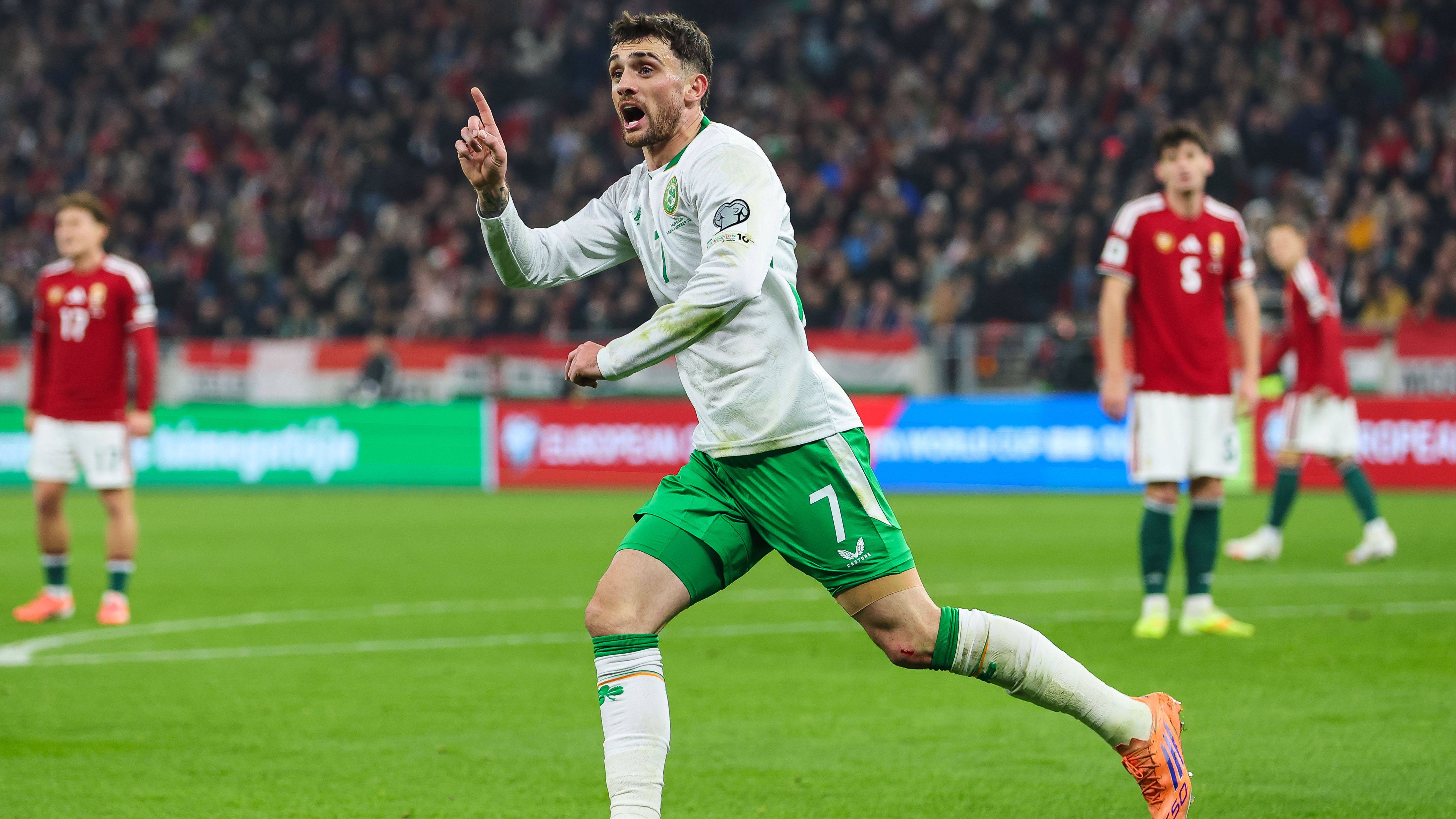 Troy Parrott doet het absoluut onmogelijke, maakt hattrick en schiet ...