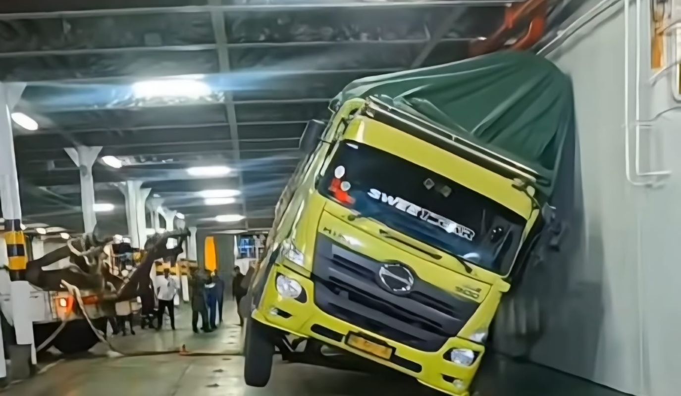 Cuaca Ekstrem Sebabkan Insiden Truk di KMP Rishel, ASDP Ambil Tindakan