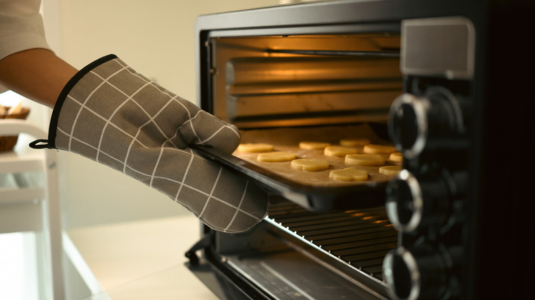 Everyday Items You Should Never Put In The Oven