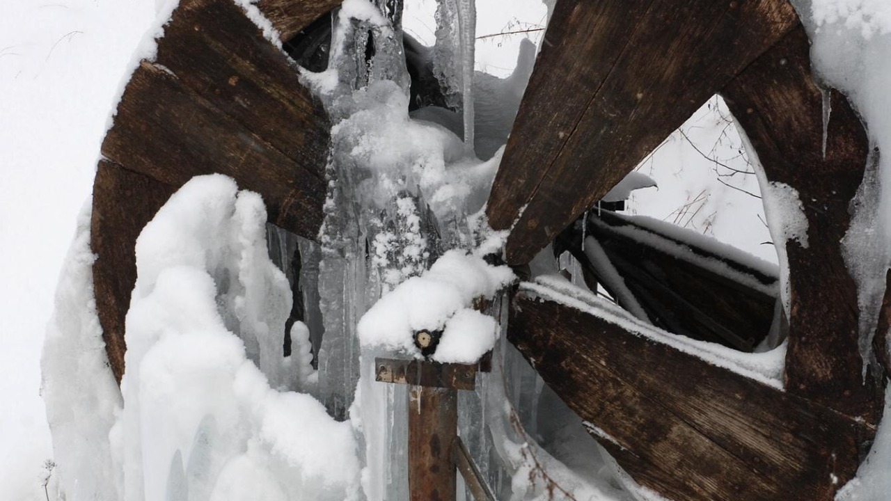 1,500 year old reindeer trap and artifacts emerge from melting ice