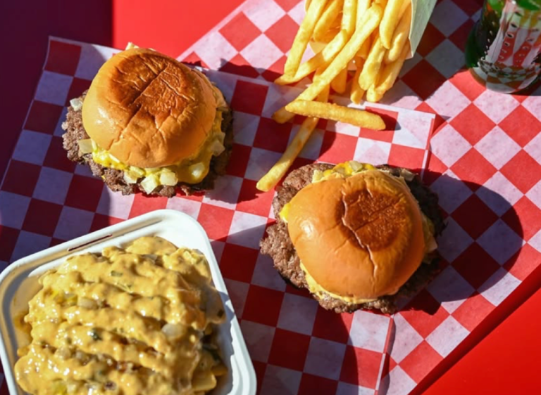 5 Restaurant Chains With the Best Burgers and Fries, According to Chefs